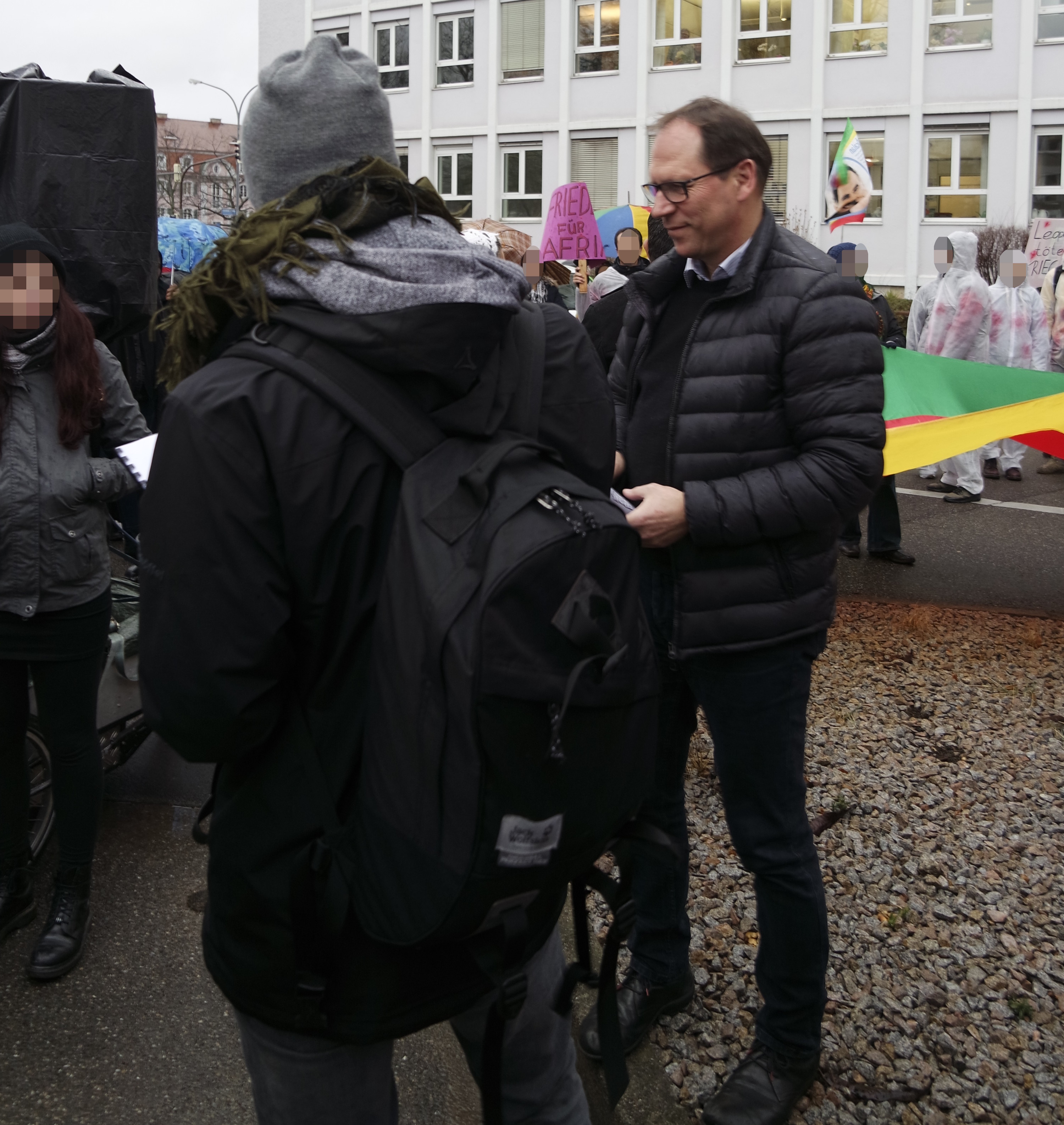 Demonstration gegen tödliche Geschäfte von Litef und Schweigen der BZ ...